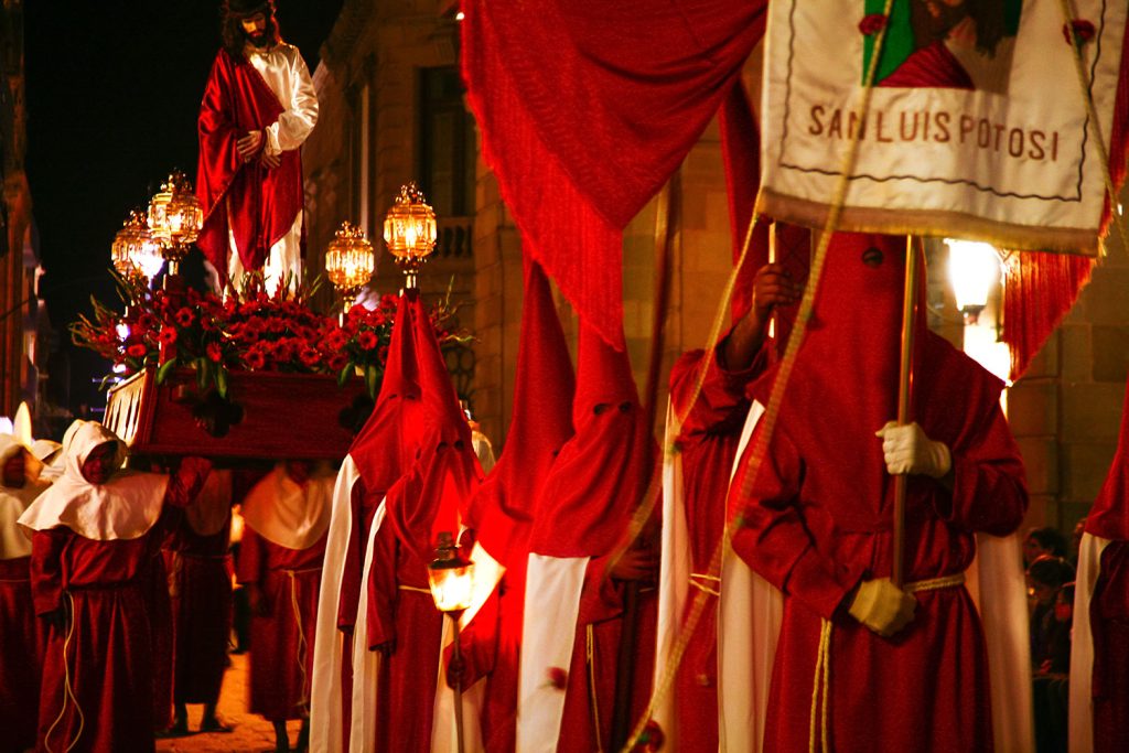 El capirote: tradición en España y México - Ser Comunicación